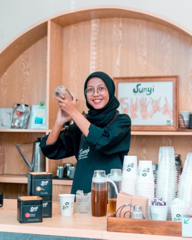 Sunyi Coffee, Satu-satunya Kafe dengan Barista Tuna Rungu - Minews ID