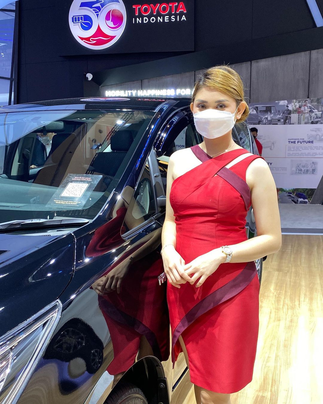 Gaya SPG Cantik Gunakan Masker Warnai Kemeriahan GIIAS 2021 - Minews ID