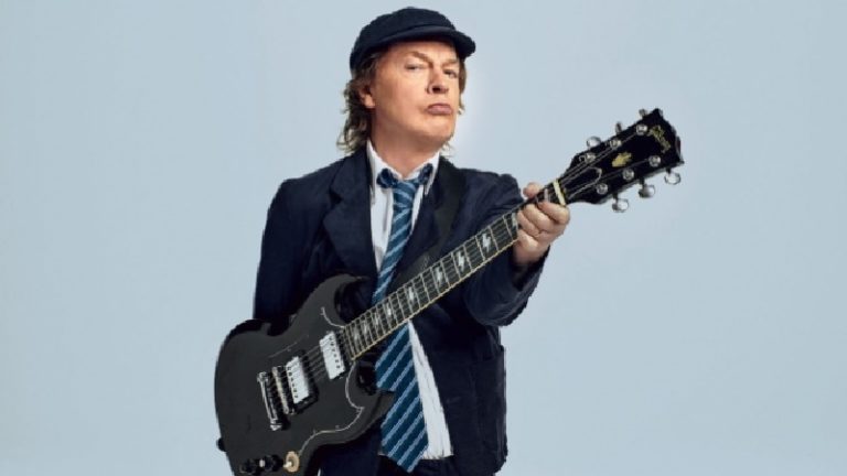 Angus Young, Seragam Sekolah Membuatnya Jadi Gitaris Terbaik Dunia ...
