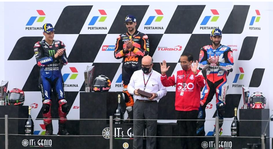 Jokowi Serahkan Trofi untuk Pemenang MotoGP Mandalika Miguel Oliveira ...