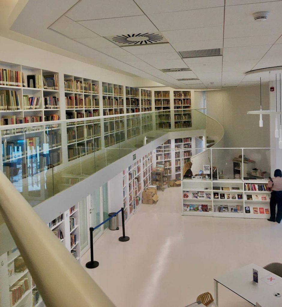 Singgah Sejenak di Perpustakaan Erasmus Huis Jakarta - Minews ID